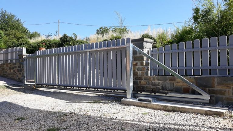 Kombinacija PVC ograje s kamnito [SIMPATIČNA IZVEDBA]