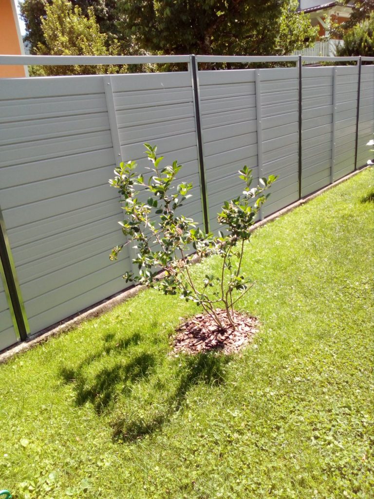 Kombinacija PVC ograje s kamnito [SIMPATIČNA IZVEDBA]