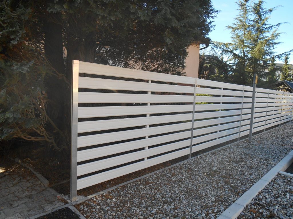 Kombinacija PVC ograje s kamnito [SIMPATIČNA IZVEDBA]