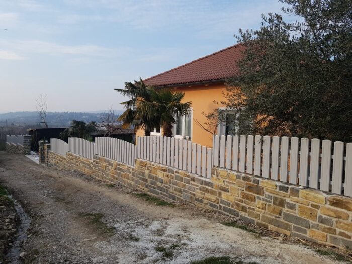 Kombinacija PVC ograje s kamnito [SIMPATIČNA IZVEDBA]