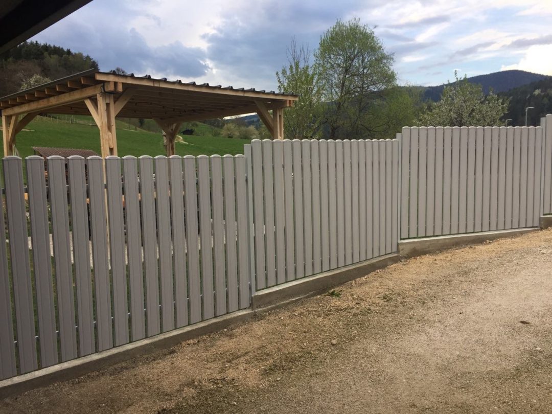 Kombinacija PVC ograje s kamnito [SIMPATIČNA IZVEDBA]