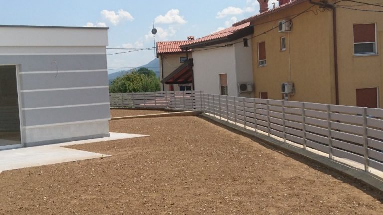 Kombinacija PVC ograje s kamnito [SIMPATIČNA IZVEDBA]